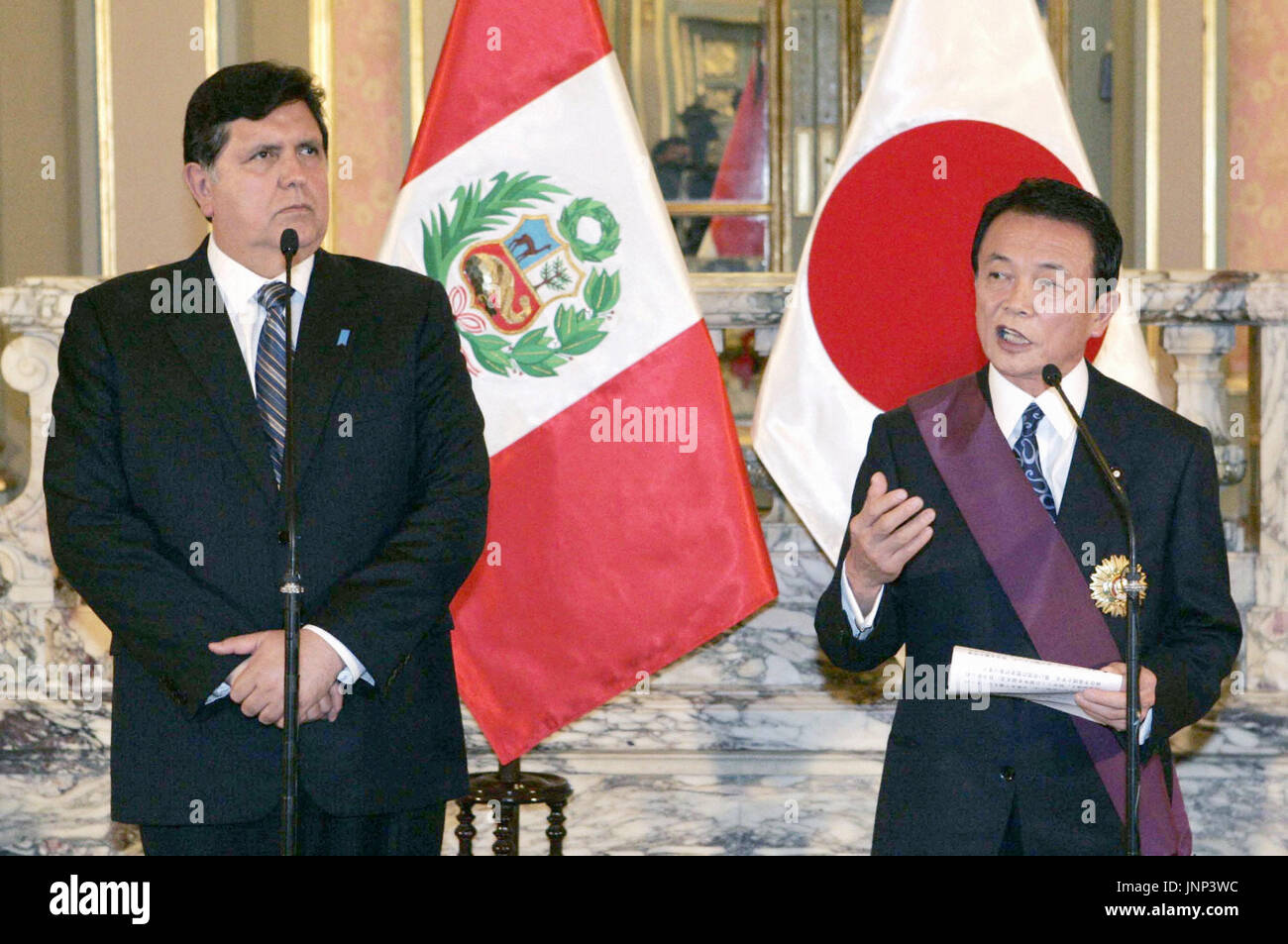 LIMA, Peru - Japanese Prime Minister Taro Aso (R) and Peruvian ...