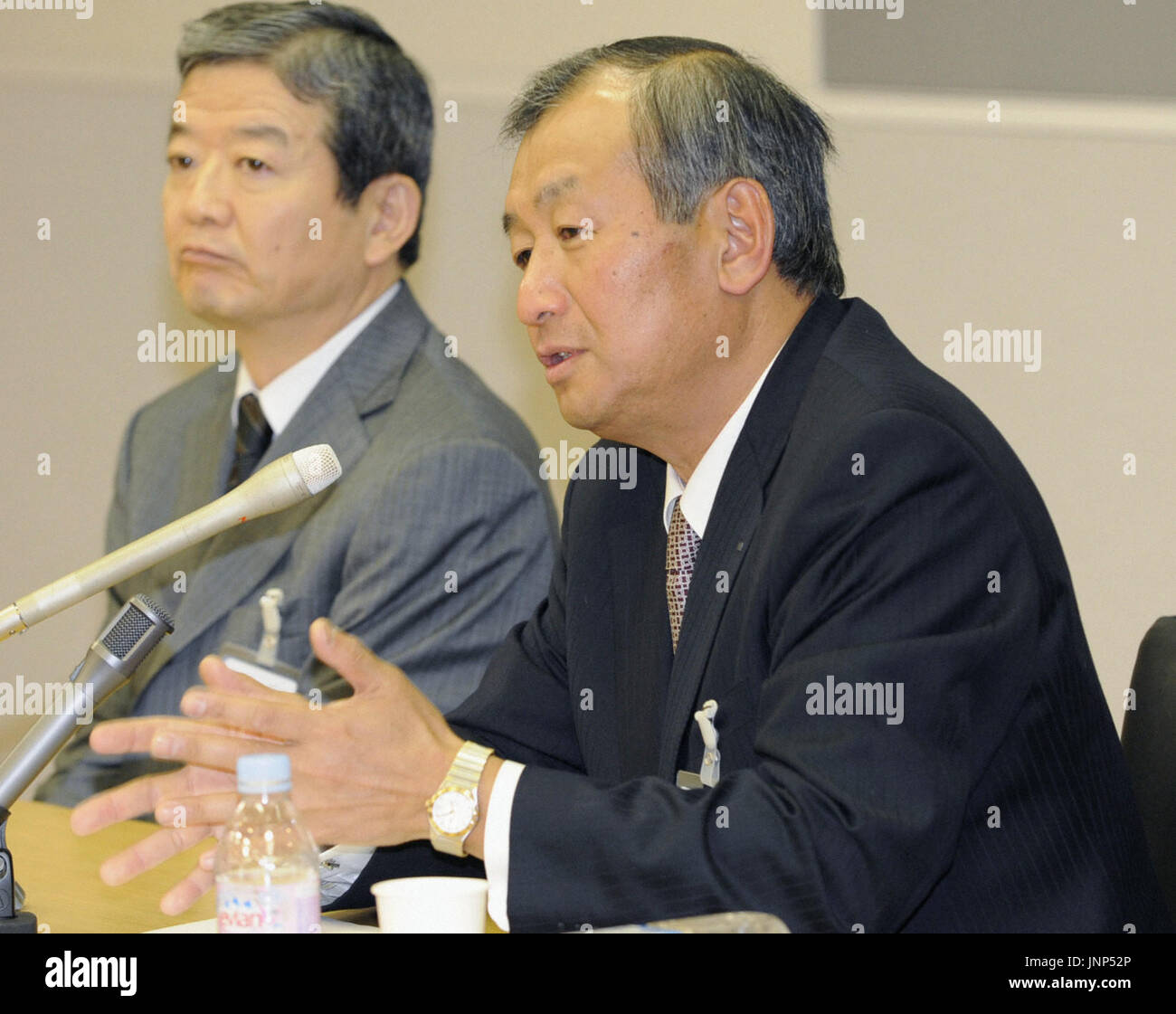 TOKYO, Japan - Takayuki Hashimoto (R), senior managing director of IBM ...