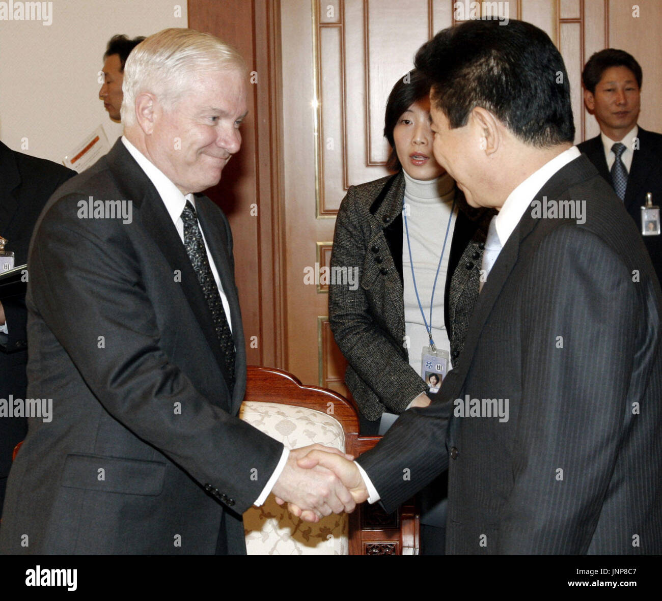 SEOUL, South Korea - Visiting U.S. Defense Secretary Robert Gates (L ...
