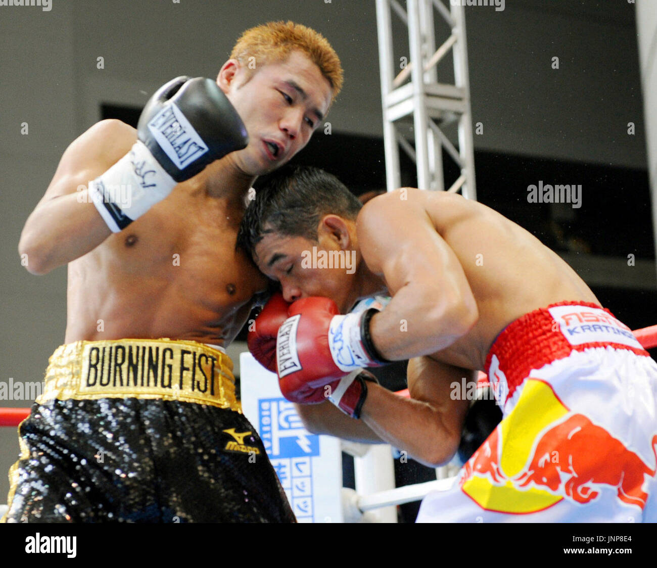SAITAMA, Japan - Takefumi Sakata (L) successfully defended his WBA ...