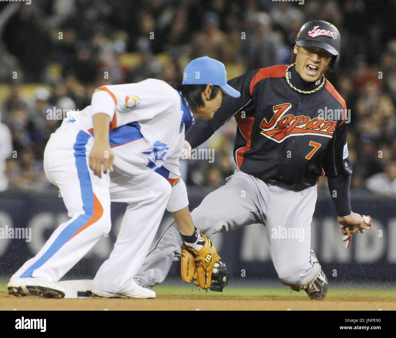 LOS ANGELES, United States - Japan's Yasuyuki Kataoka (R) steals second ...
