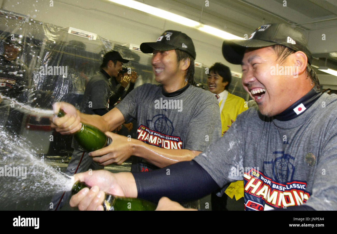 LOS ANGELES, United States - Japan's ace pitcher Daisuke Matsuzaka (R ...