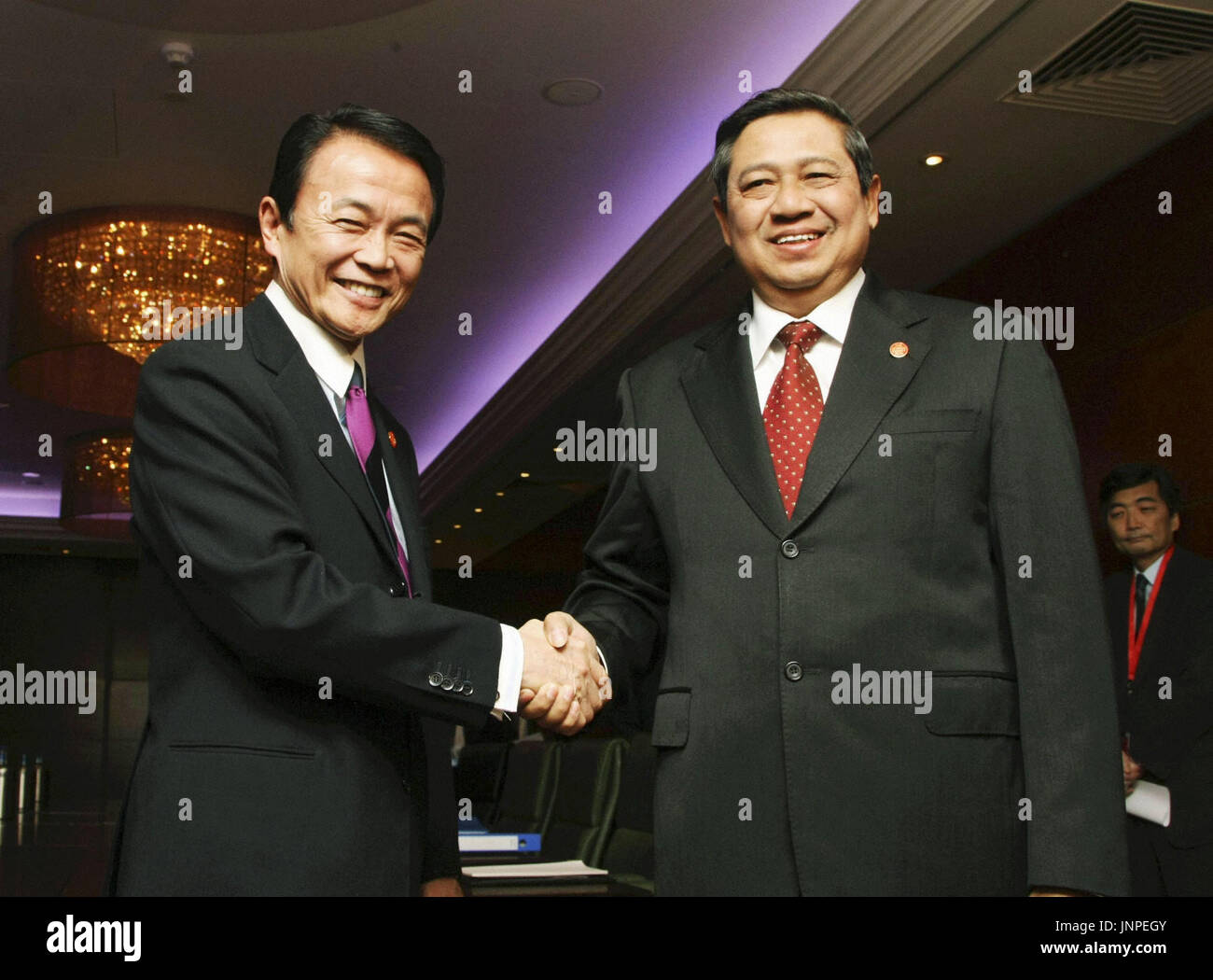 LONDON, Britain - Japanese Prime Minister Taro Aso (L) shakes hands ...
