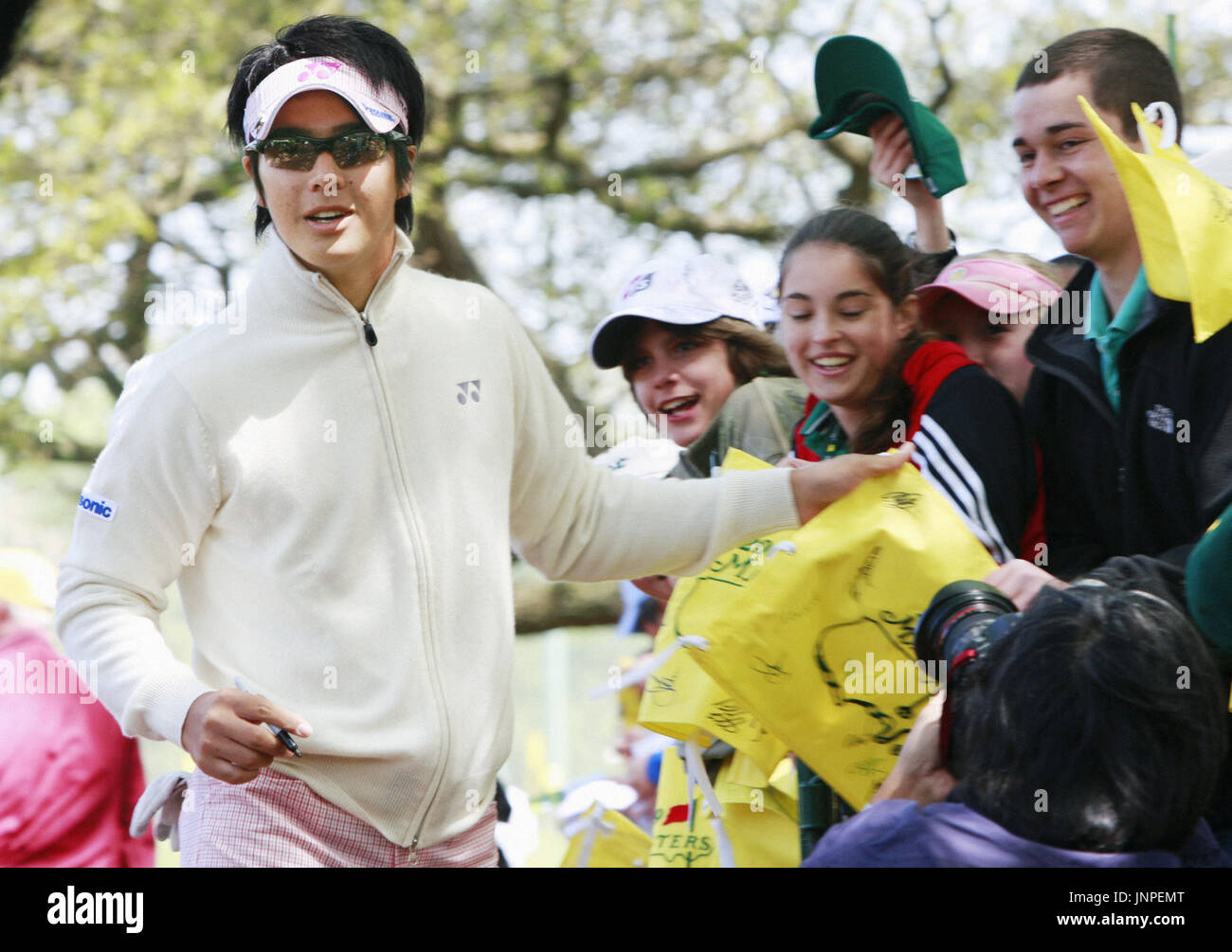 AUGUSTA, United States - Japanese teenage golfer Ryo Ishikawa signs ...