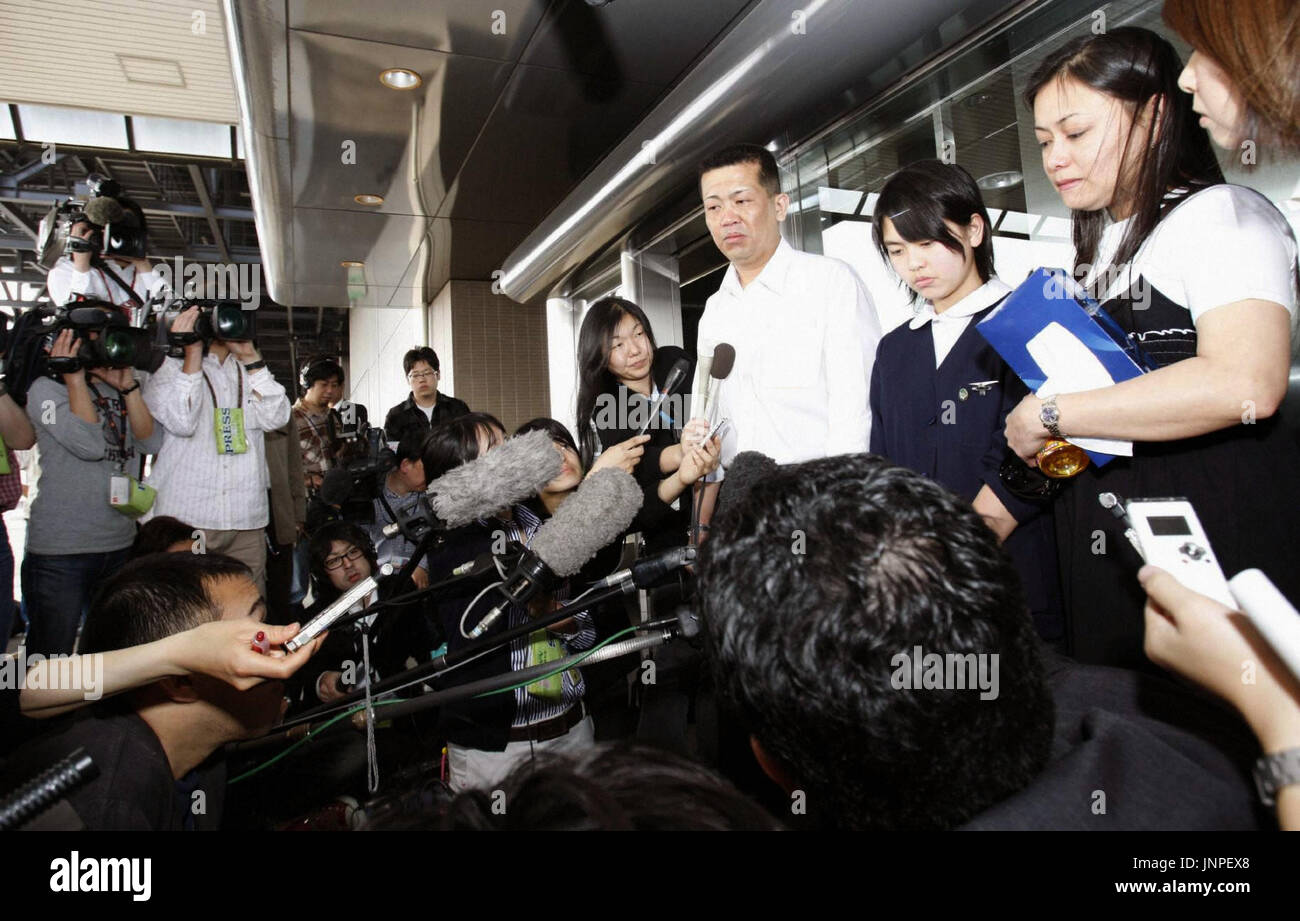 NARITA, Japan - (From R) Sarah Calderon, her daughter Noriko and Noriko ...
