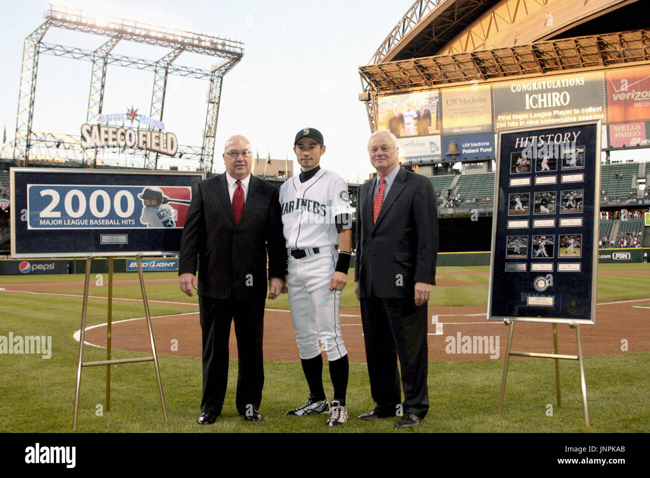 SEATTLE, United States - Seattle Mariners outfielder Ichiro Suzuki (C ...