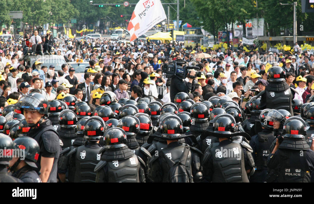 SEOUL, South Korea - Mourners face riot police near the Seoul city ...