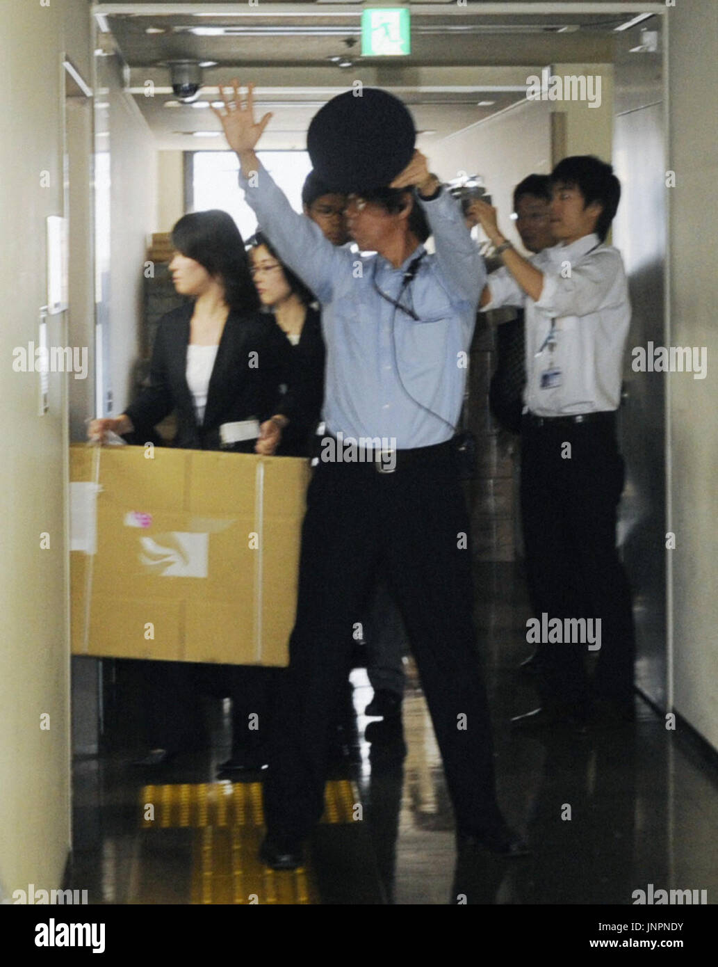 TOKYO, Japan - Prosecutors (L) raid the Health, Labor and Welfare ...