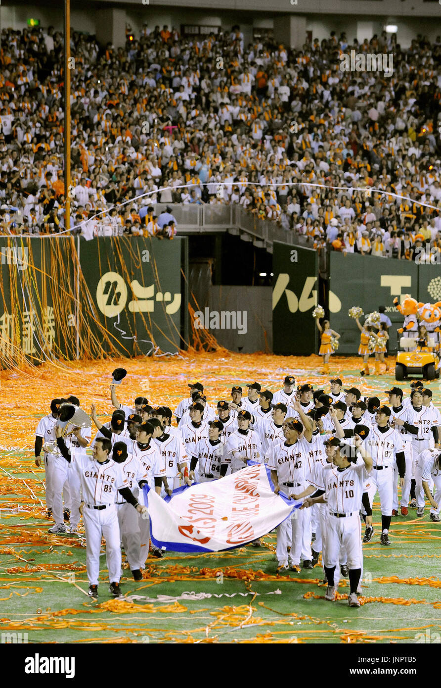 TOKYO, Japan - Yomiuri Giants manager Tatsunori Hara and his team's ...
