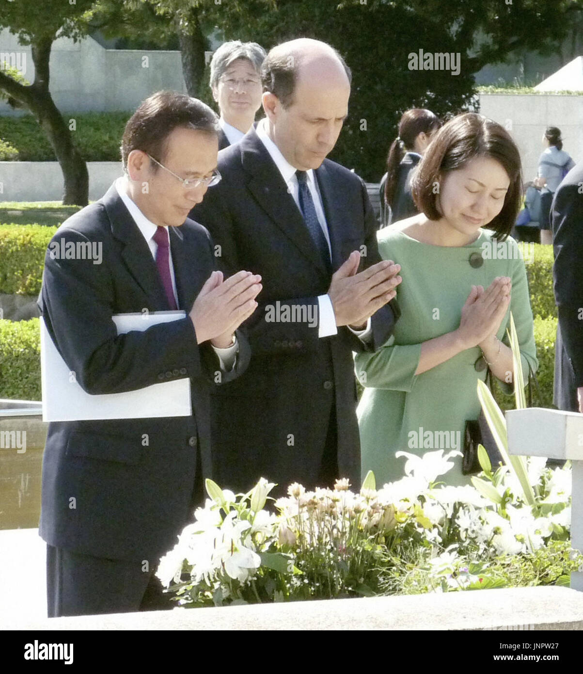 HIROSHIMA, Japan - U.S. Ambassador to Japan John Roos (C) and Hiroshima ...