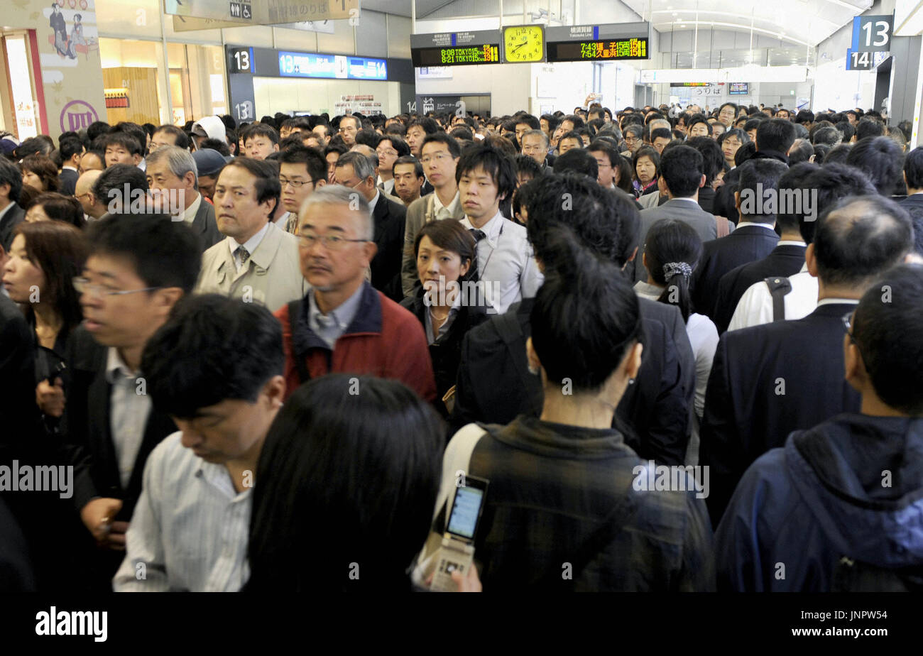 TOKYO, Japan - Commuters jam a passage in Tokyo's Shinagawa Station ...