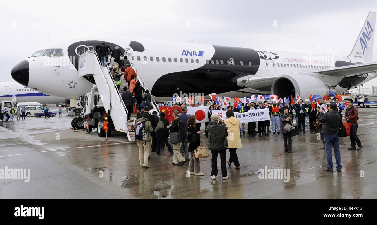 TOKYO, Japan - Passengers board the first direct flight linking Tokyo's ...