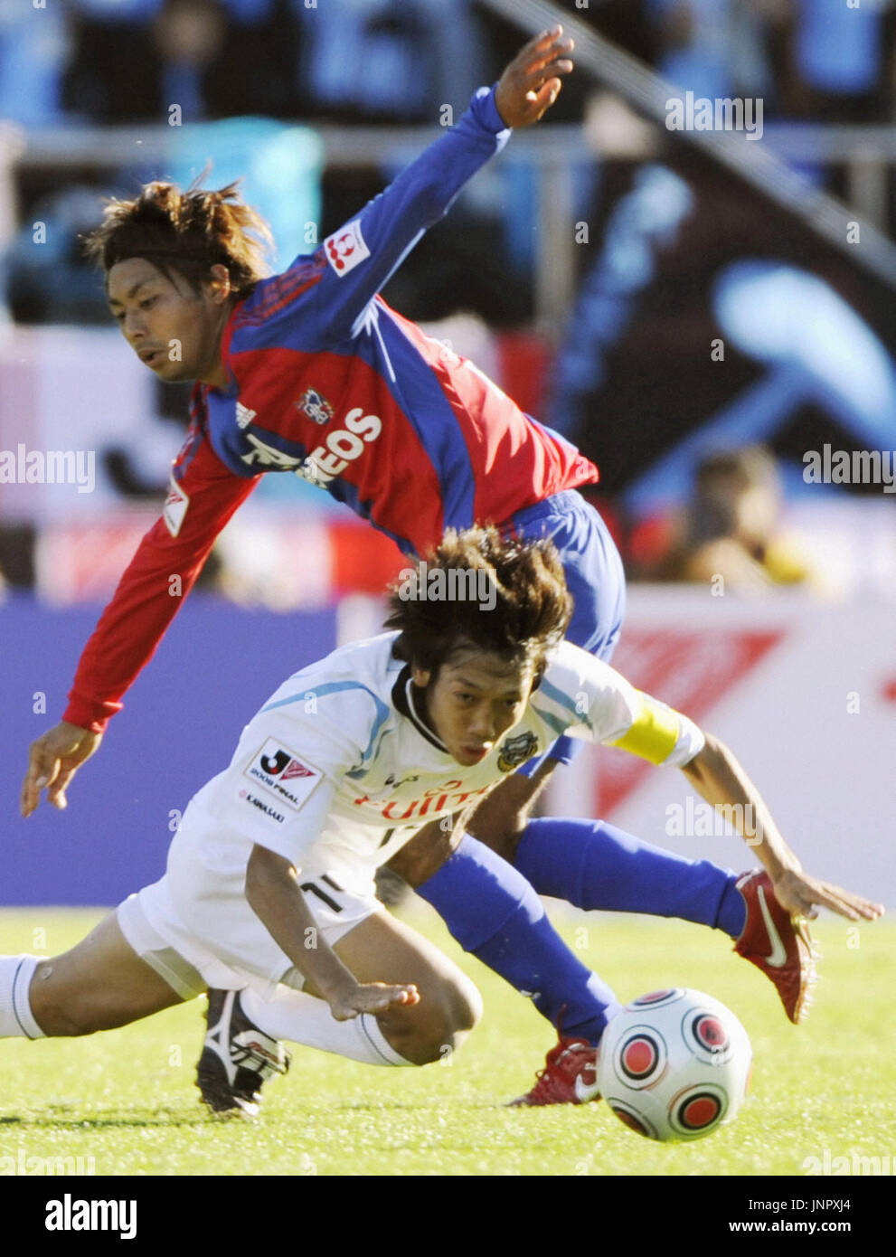 TOKYO, Japan - Kawasaki Frontale midfielder Kengo Nakamura (front ...