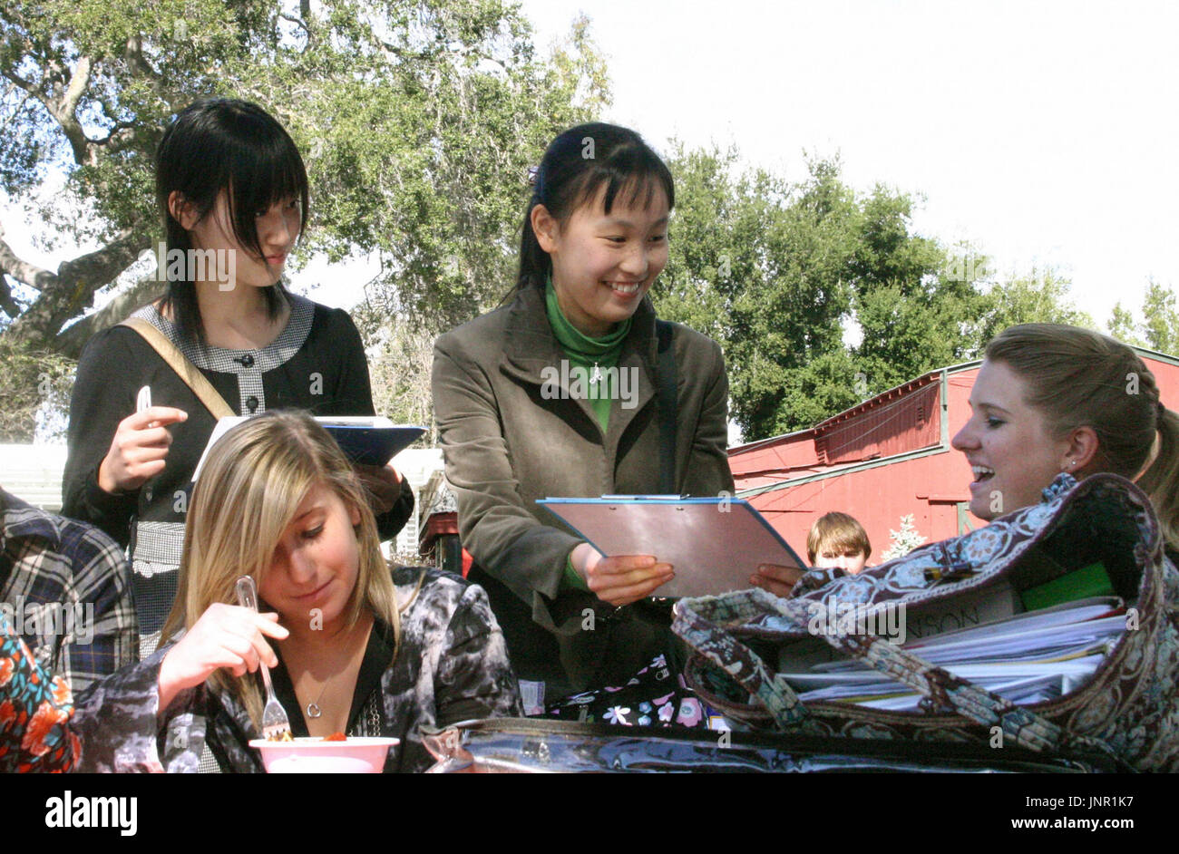 LOS ANGELES, United States - Two Japanese students (back, standing ...