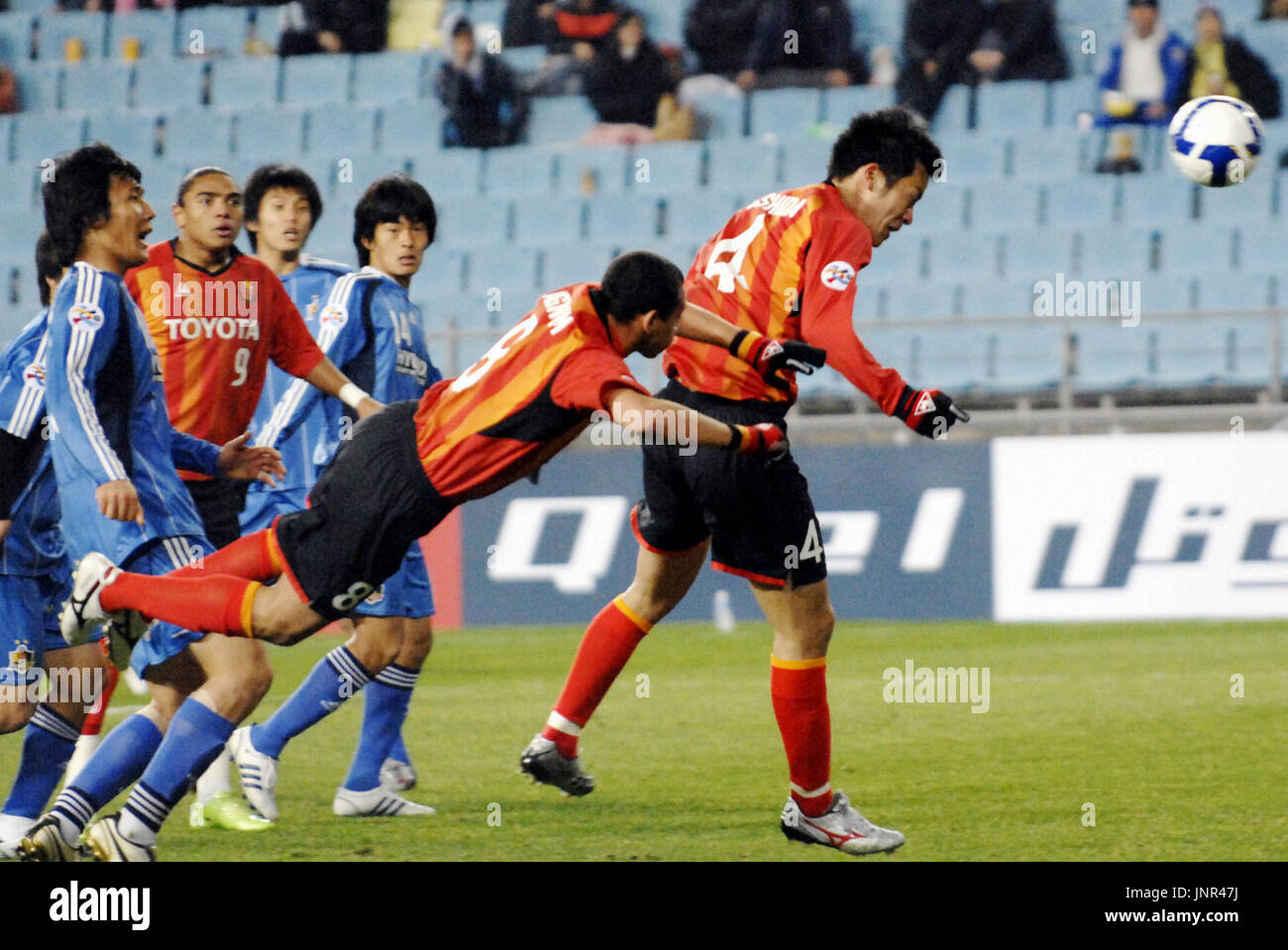 ULSAN, South Korea - Japan's Nagoya Grampus defender Maya Yosida (R ...