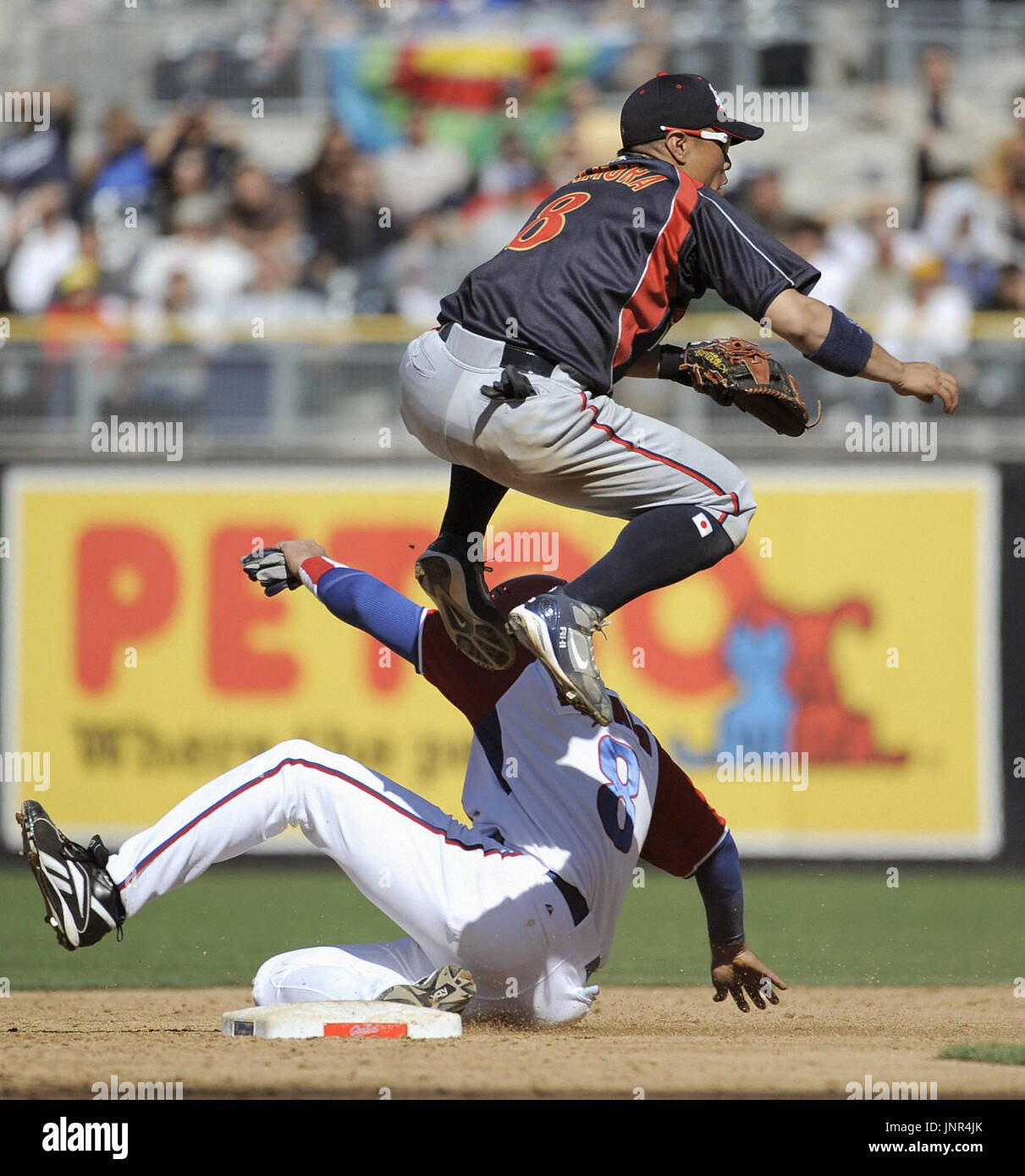 SAN DIEGO, United States - Japan's Akinori Iwamura (top) throws the ...