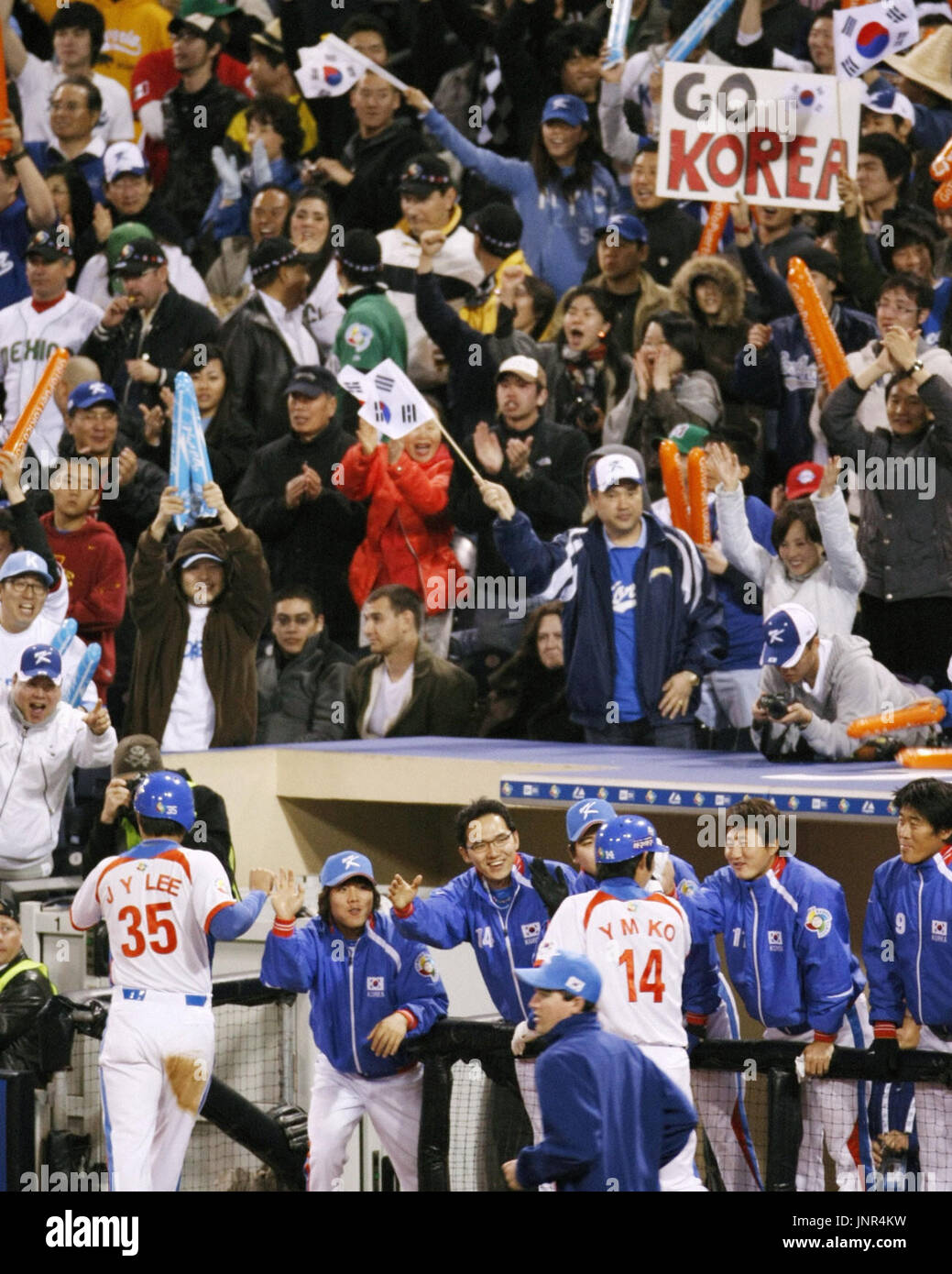 SAN DIEGO, United States - South Korean baseball fans celebrate after ...