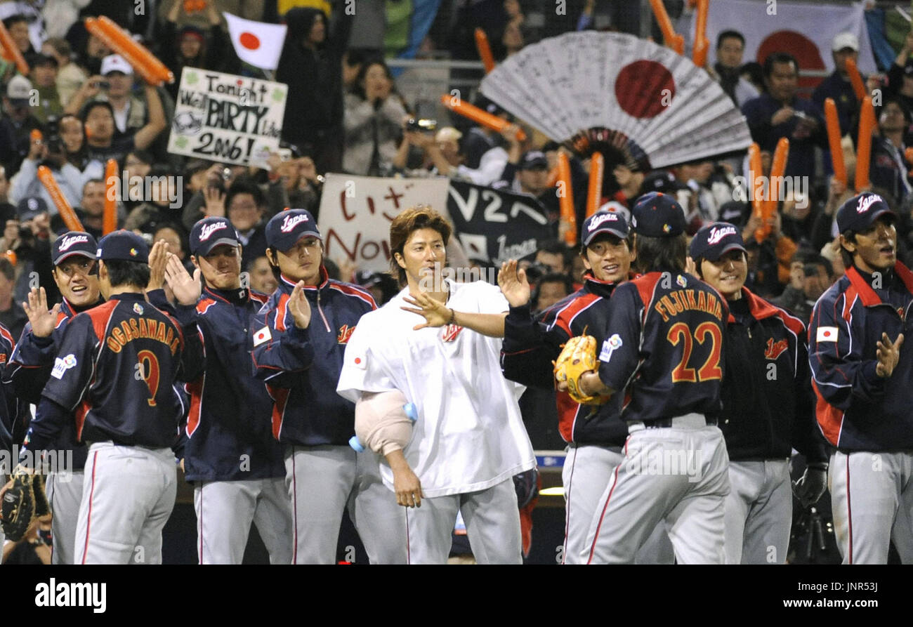 SAN DIEGO, United States - Japan manager Tatsunori Hara (L) and players ...