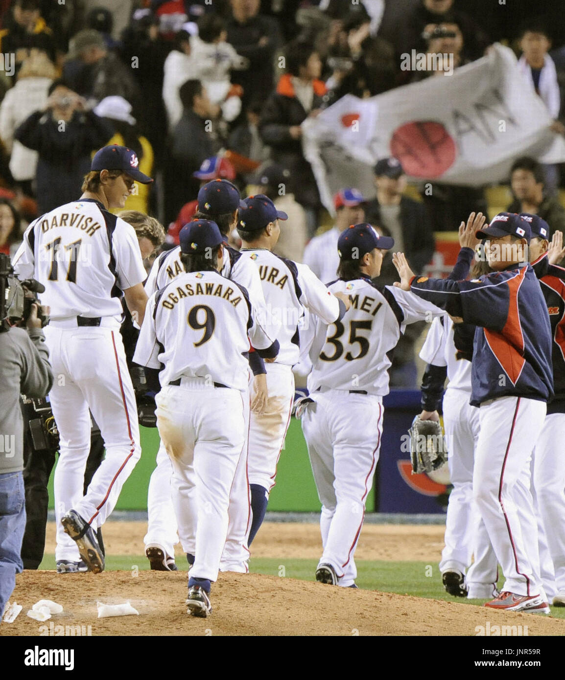 LOS ANGELES, United States - Japan's pitcher Daisuke Matsuzaka (R ...