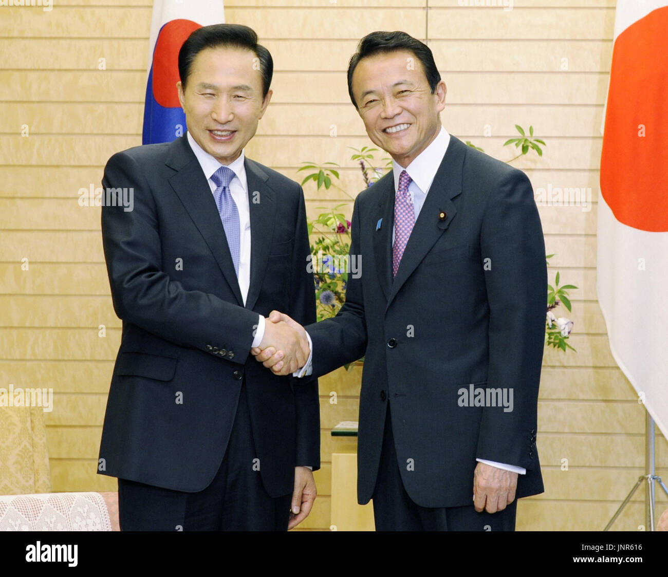 TOKYO, Japan - Visiting South Korean President Lee Myung Bak (L) and ...