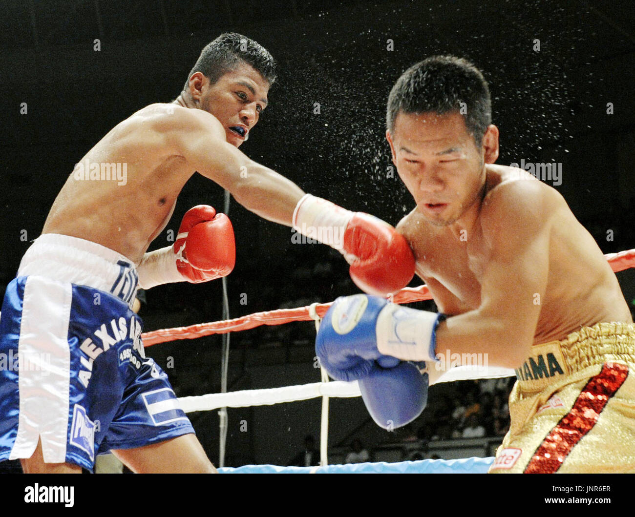 KOBE, Japan - WBA minimumweight champion Roman Gonzalez of Nicaragua (L ...