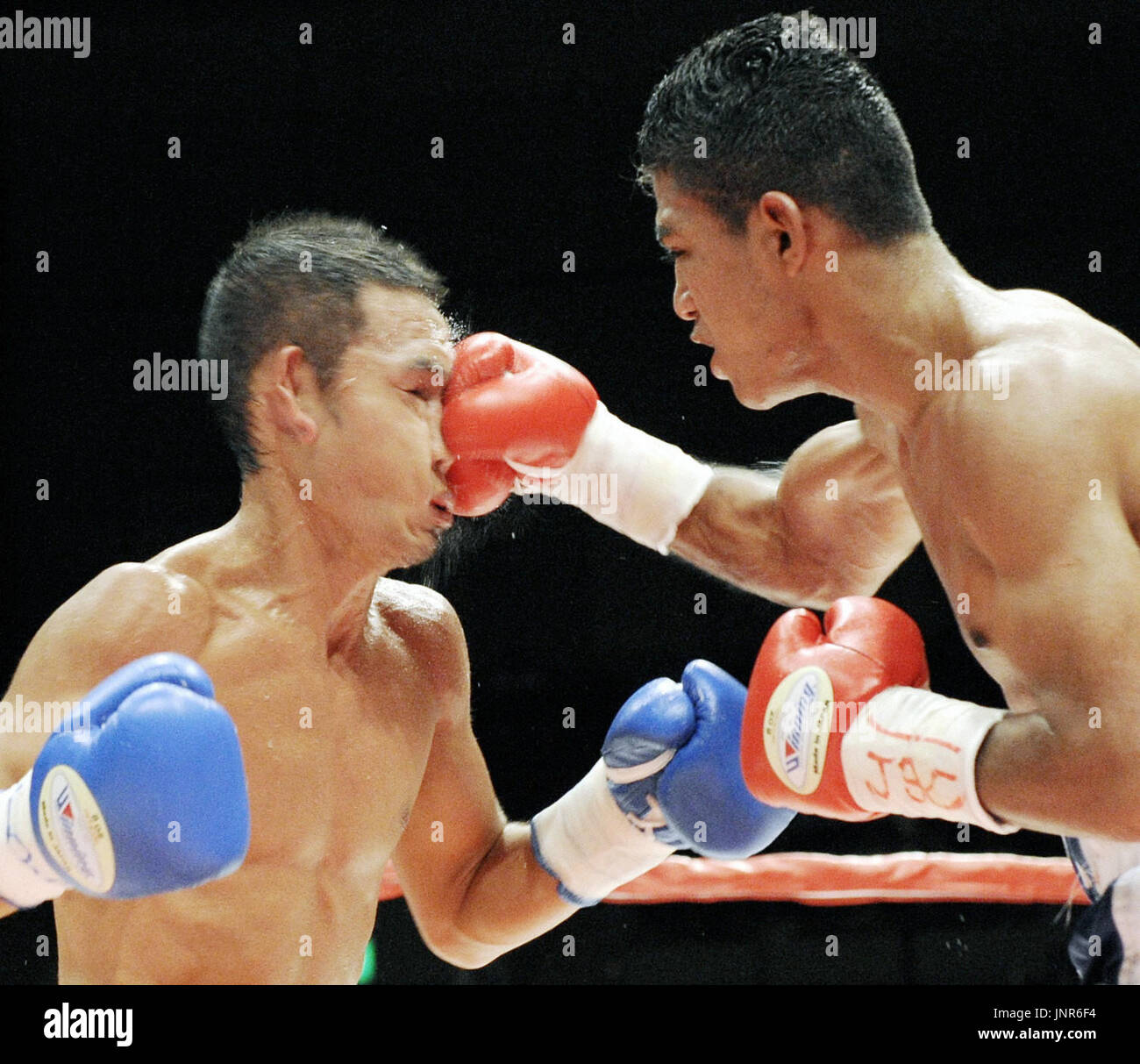 KOBE, Japan - WBA minimumweight champion Roman Gonzalez of Nicaragua (R ...