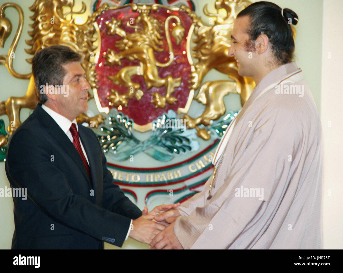 SOFIA, Bulgaria - Bulgaria-born sumo wrestler Kotooshu (R) shakes hands ...