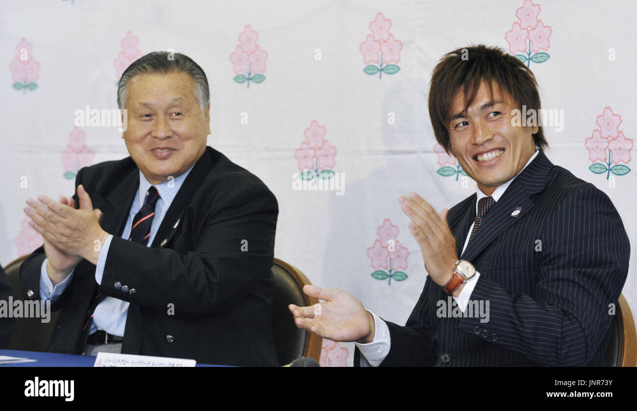 TOKYO, Japan - Former Japanese Prime Minister Yoshiro Mori (L ...
