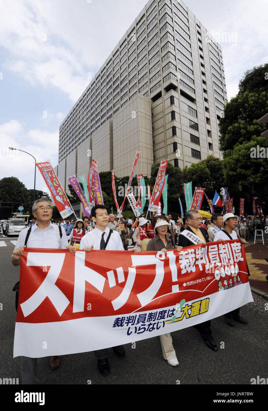 TOKYO, Japan - People opposing Japan's newly inaugurated lay judge ...
