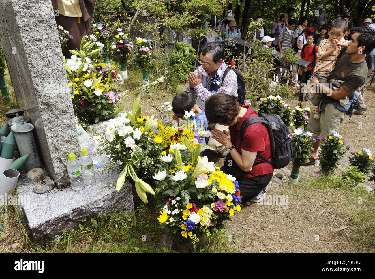 UENO, Japan - Relatives of the victims of the 1985 Japan Airlines jumbo ...