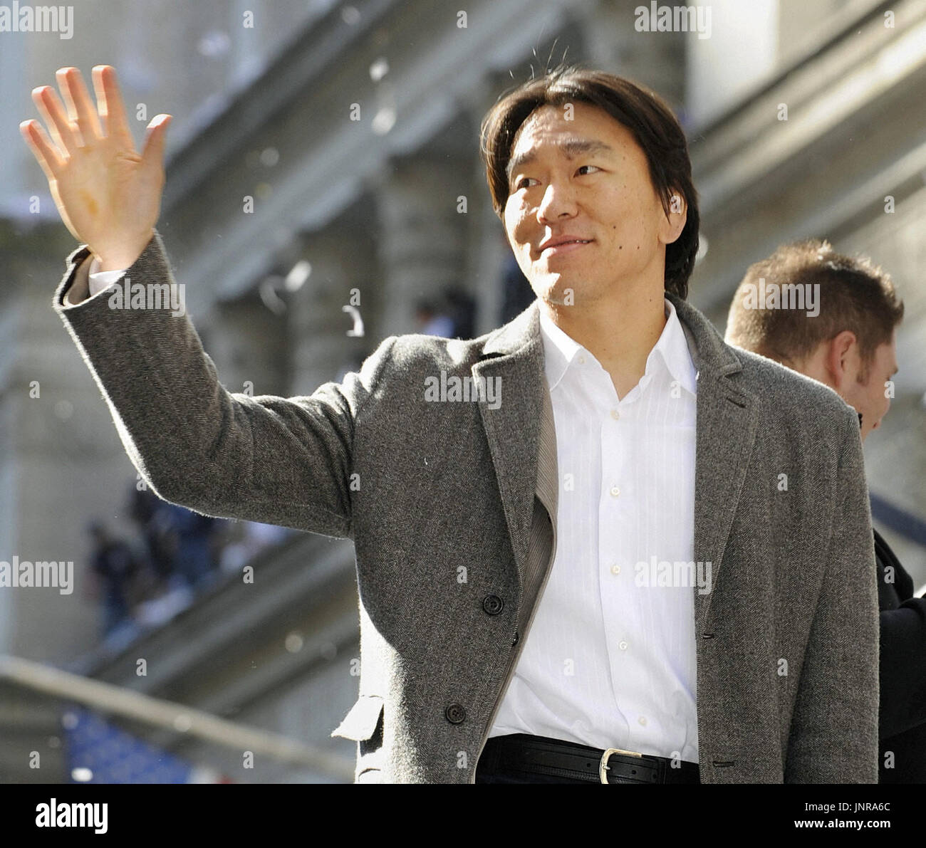 NEW YORK, United States - New York Yankees Hideki Matsui waves to fans ...