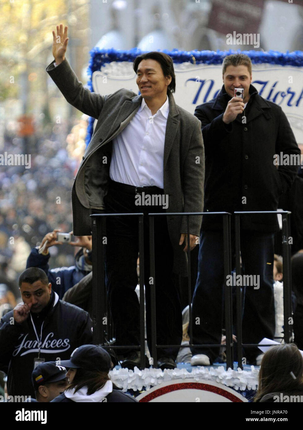 NEW YORK, United States - New York Yankees Hideki Matsui (L) waves to ...