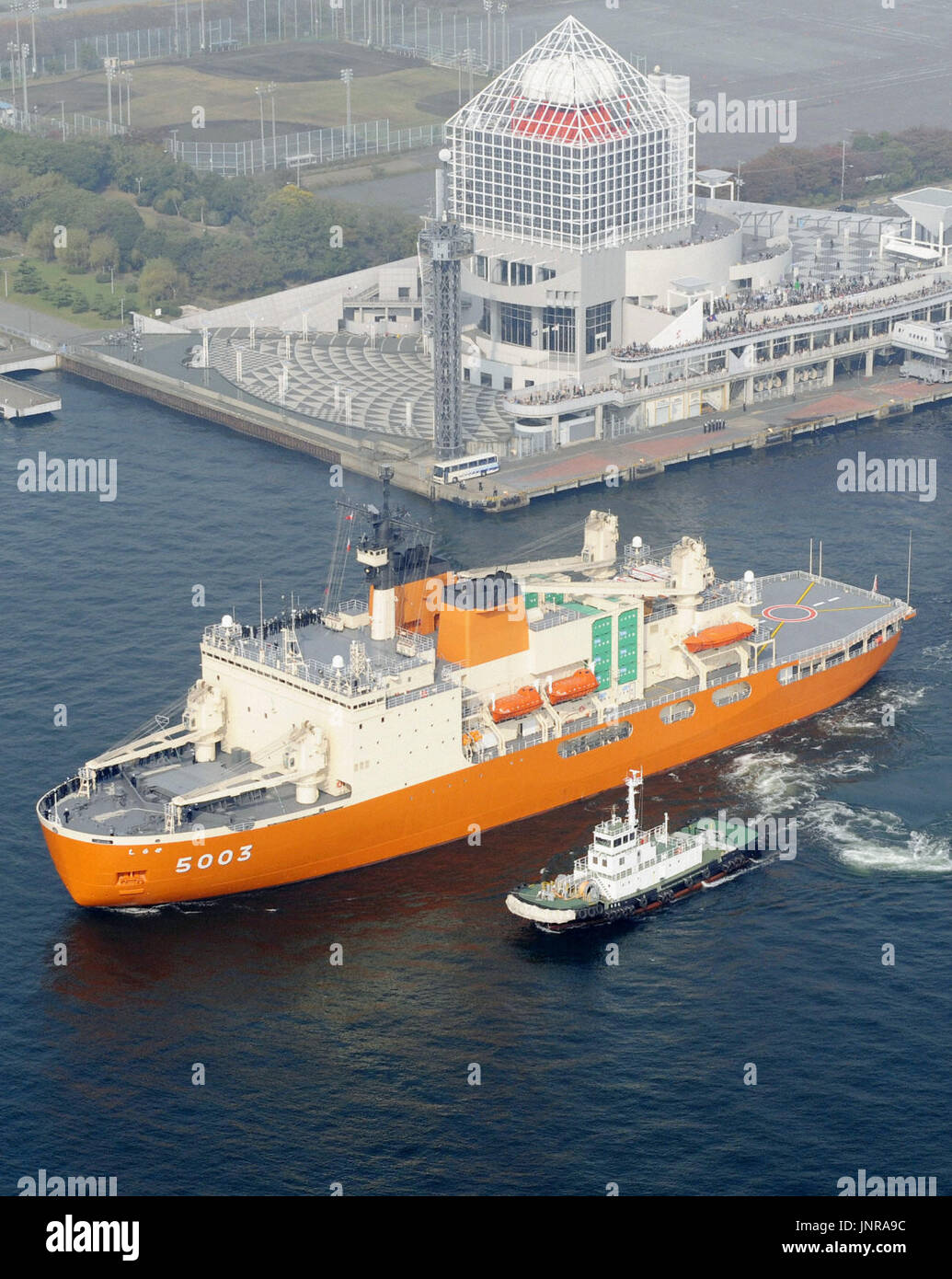 TOKYO, Japan - The new icebreaker Shirase leaves Harumi pier at Tokyo ...
