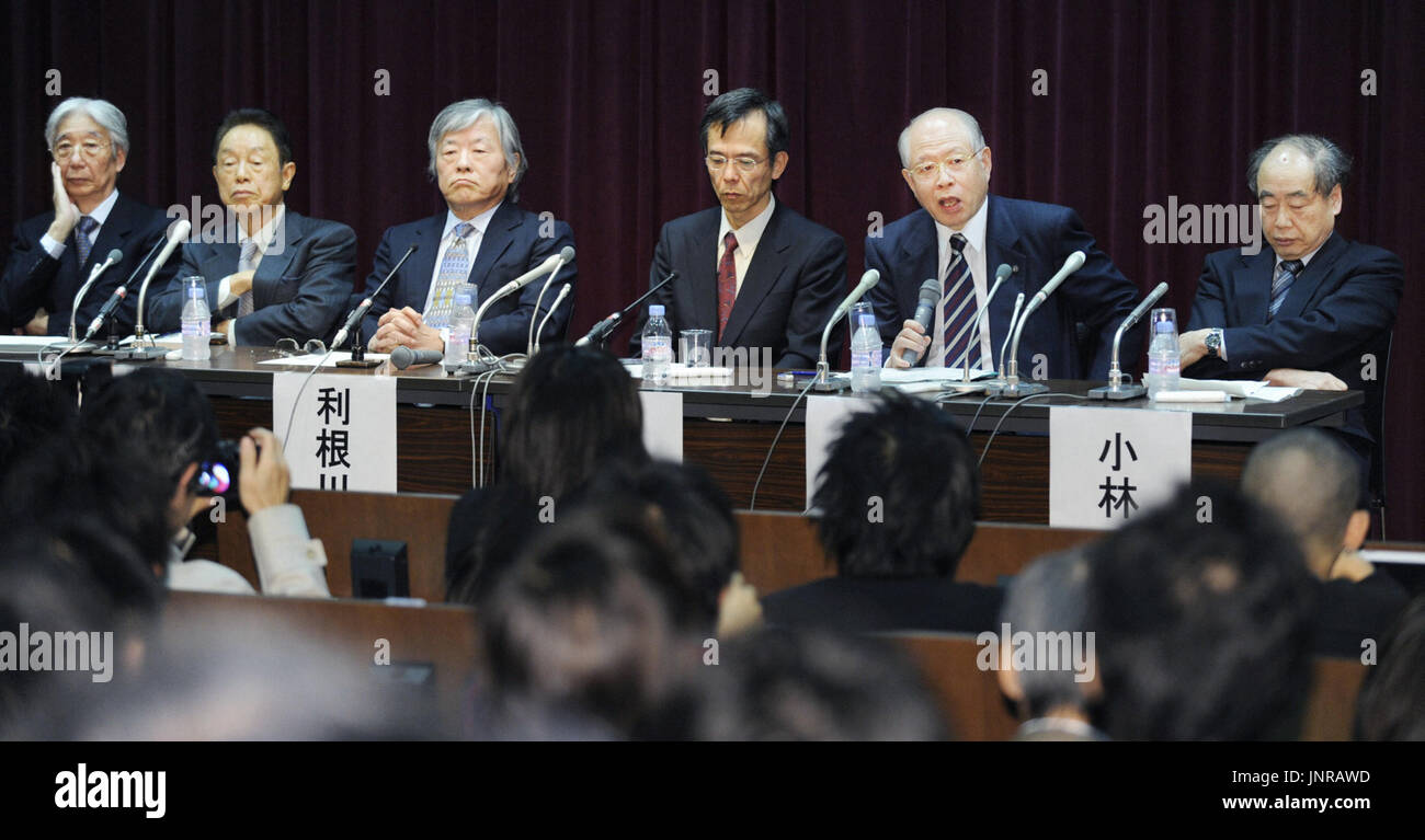 TOKYO, Japan - Nobel chemistry laureate Ryoji Noyori (2nd from R ...