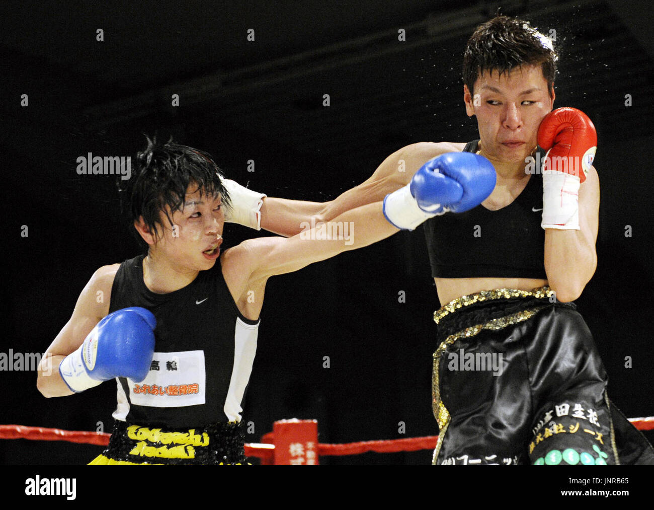 OSAKA, Japan - Women's WBC light flyweight champion Naomi Togashi (L) and WBA minimumweight ...