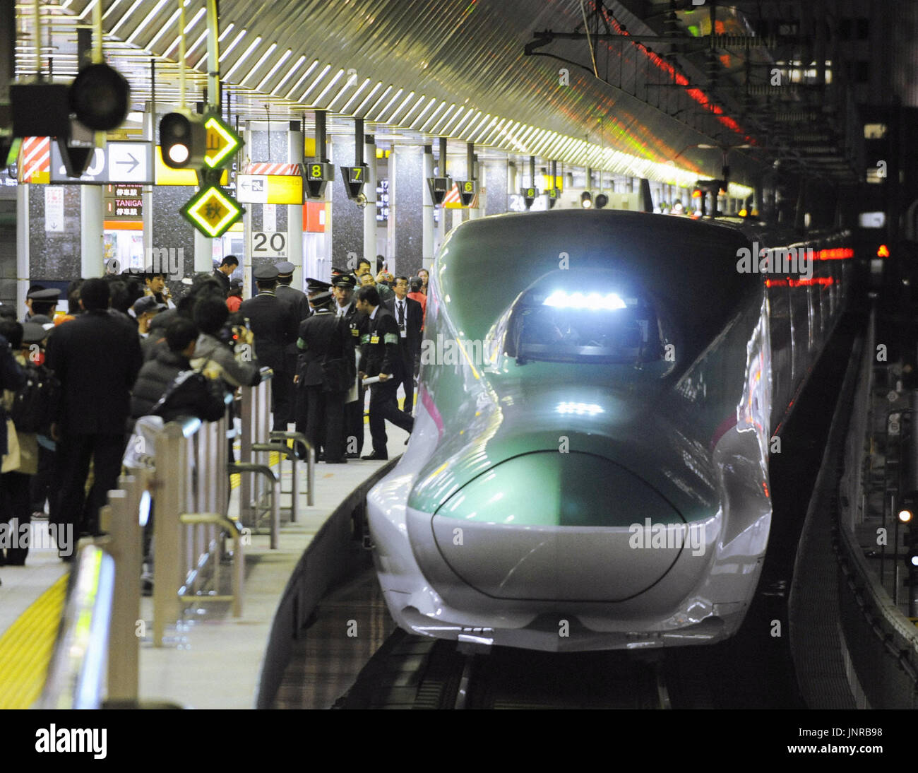TOKYO, Japan - The E5-type new ''shinkansen'' bullet train pulls in at ...