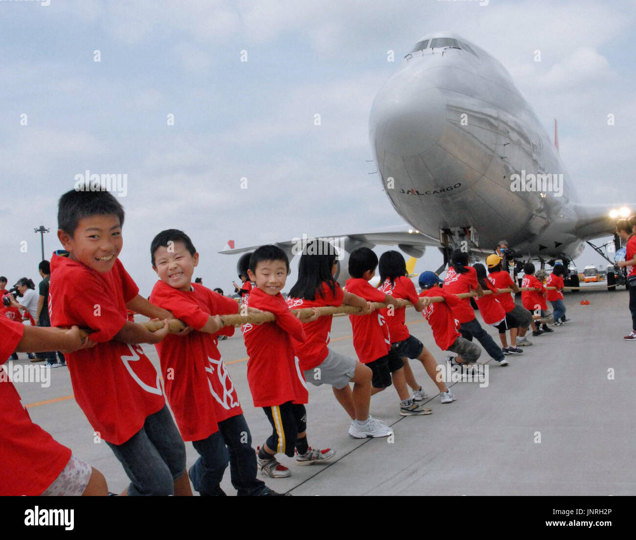 NARITA, Japan - About 170 children take part in dragging a 160-ton ...