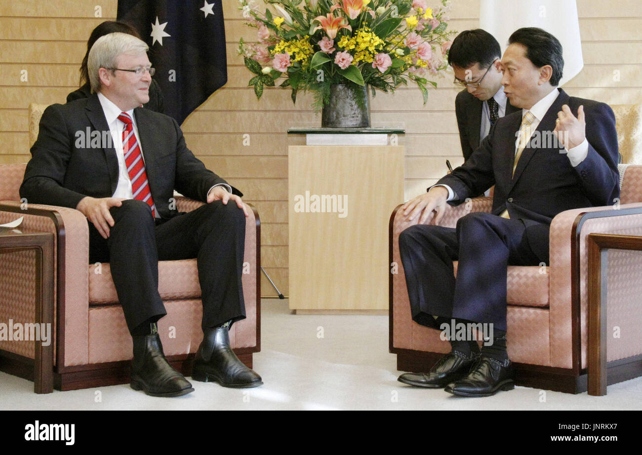 TOKYO, Japan - Visiting Australian Prime Minister Kevin Rudd (L) talks ...