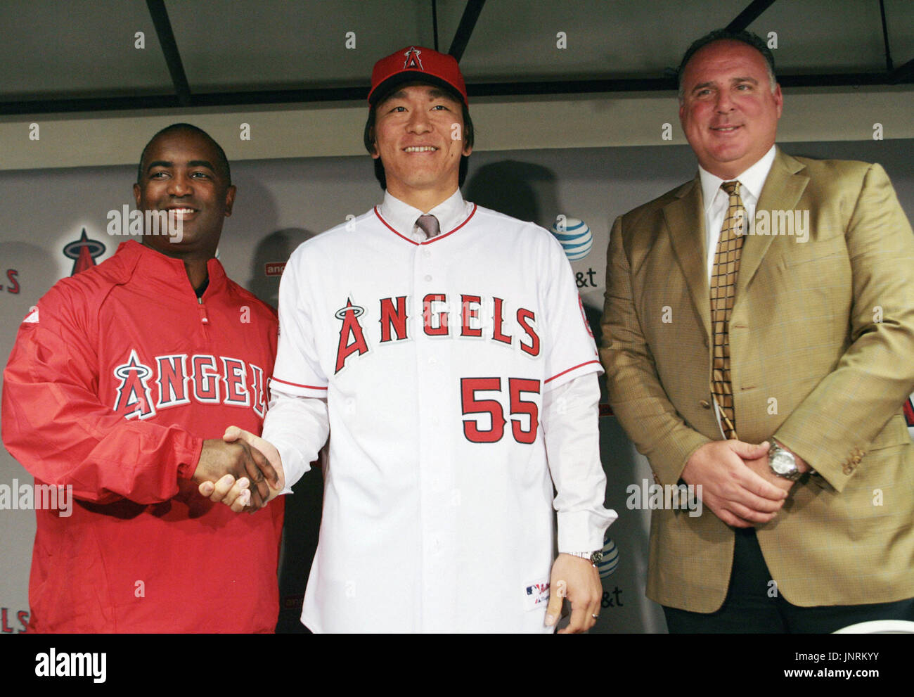 ANAHEIM, United States - World Series MVP Hideki Matsui (C) poses for a ...
