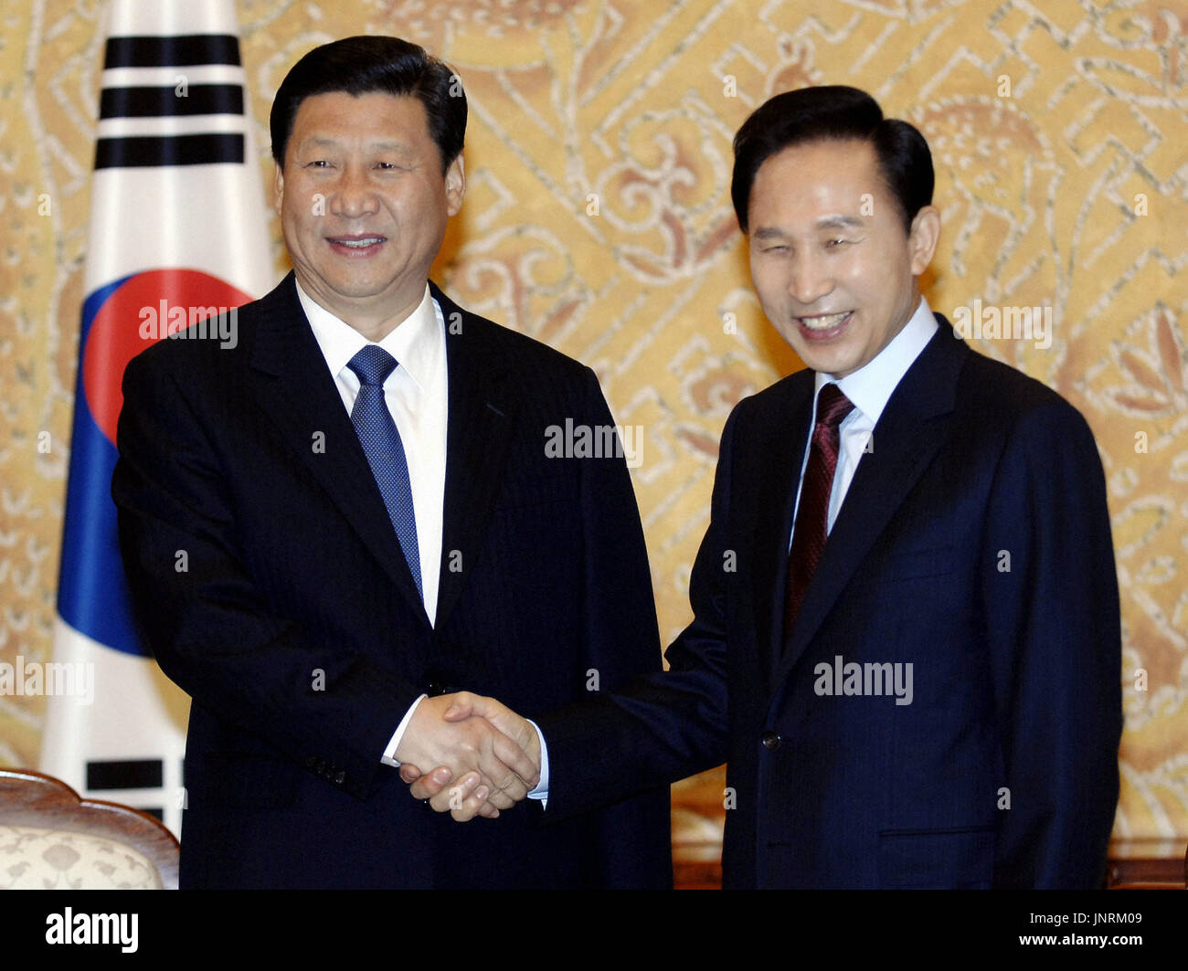 SEOUL, South Korea - Chinese Vice President Xi Jinping (L) and Korean ...