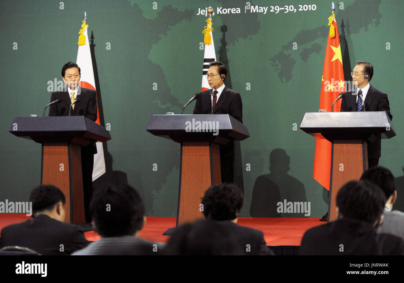 JEJU, South Korea - (From L) Japanese Prime Minister Yukio Hatoyama ...