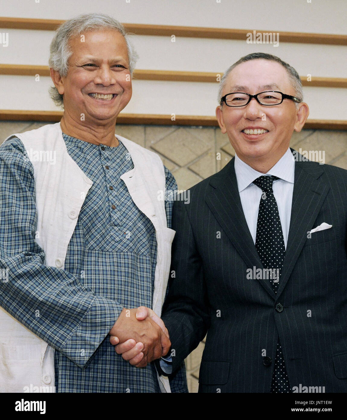 TOKYO, Japan - Muhammad Yunus (L), the head of the Grameen Bank Group ...