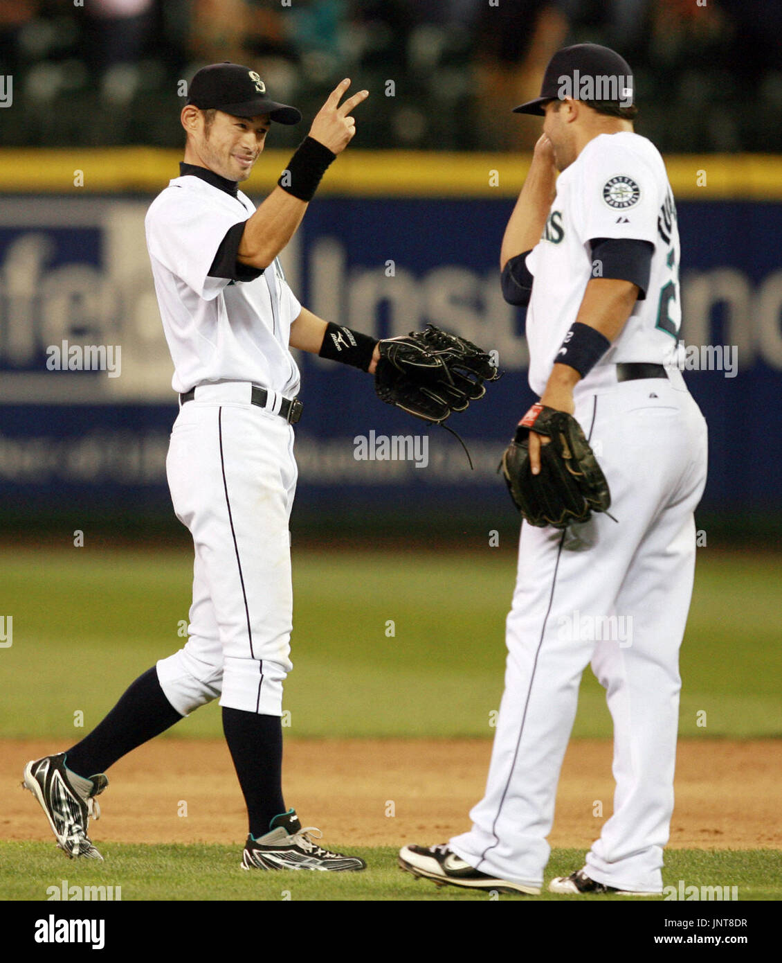 SEATTLE, United States - The Seattle Mariners' Ichiro Suzuki (L) and ...