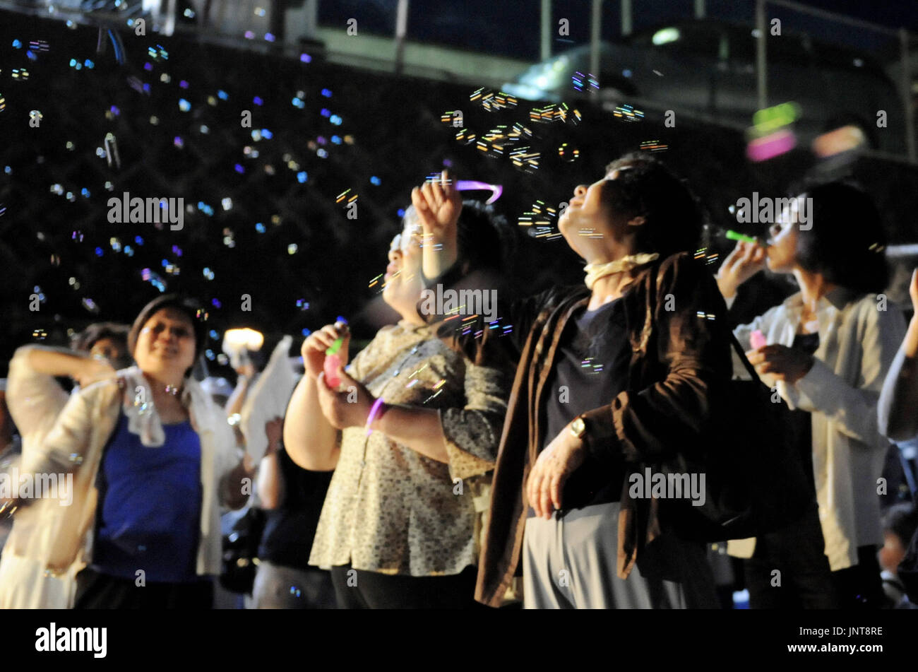 UENO, Japan - People blow bubbles in memory of the 1985 Japan Airlines ...