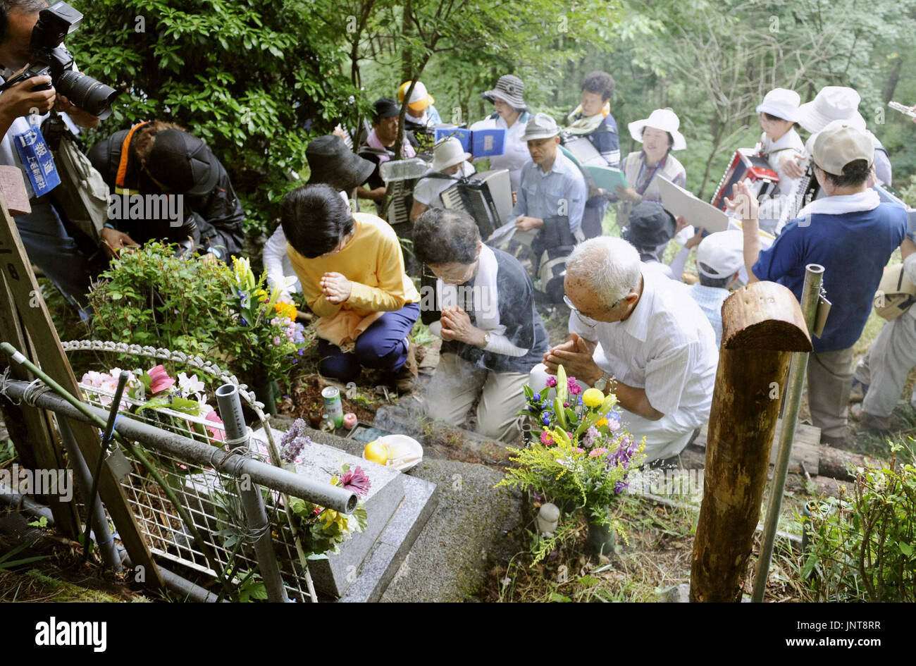 UENO, Japan - Mourners pray for one of the victims of the 1985 Japan ...