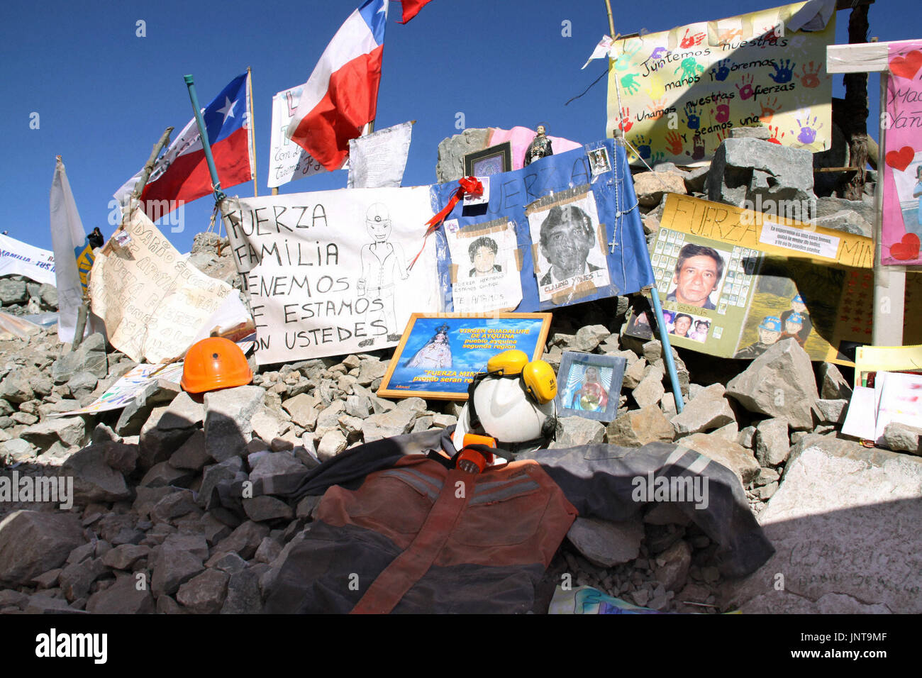 COPIACO, Chile - Messages of encouragement for Chilean miners trapped ...