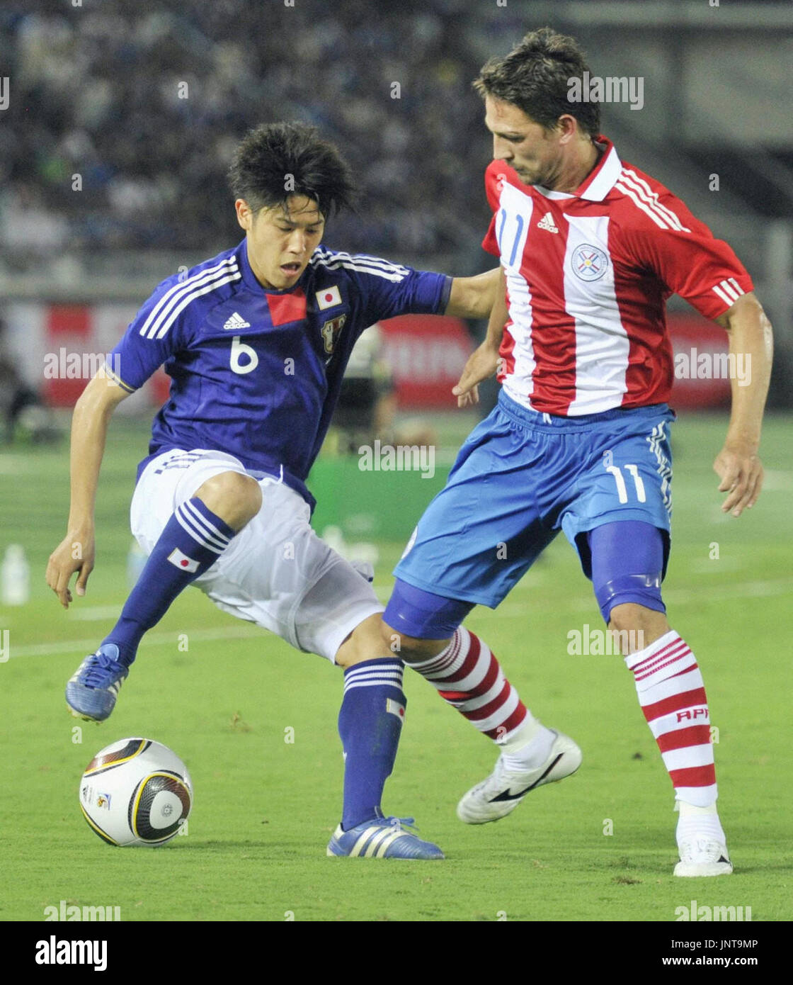 YOKOHAMA, Japan - Japan defender Atsuto Uchida (L) competes for the ...
