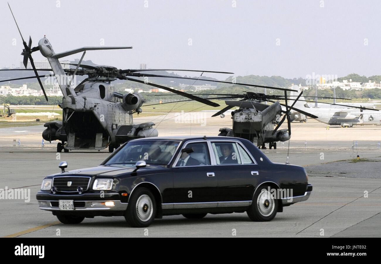 GINOWAN, Japan - A limousine carrying Japanese Prime Minister Naoto Kan ...