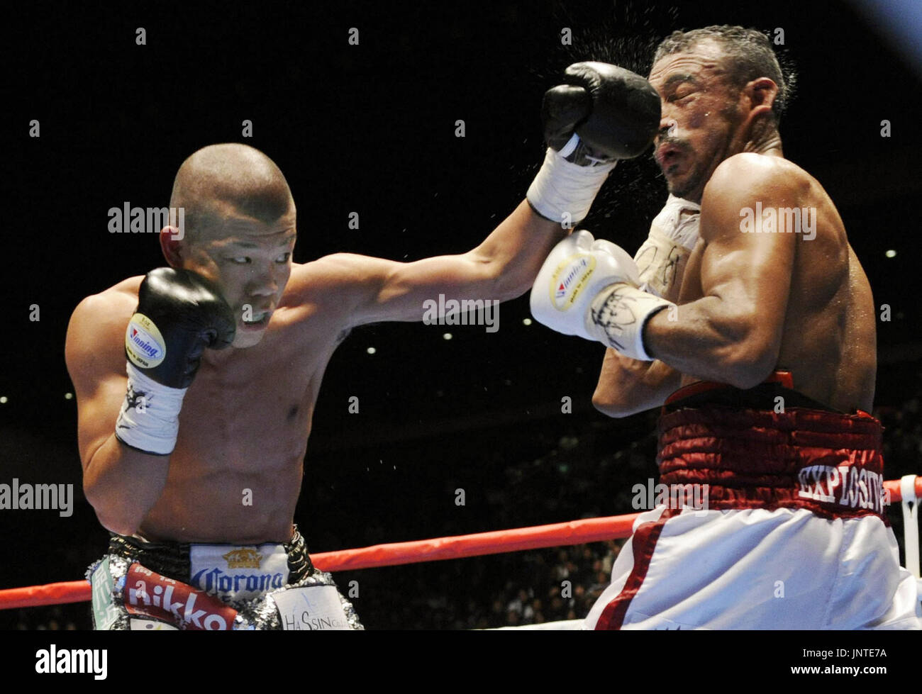 SAITAMA, Japan - Koki Kameda (L) of Japan fights Alexander Munoz of ...