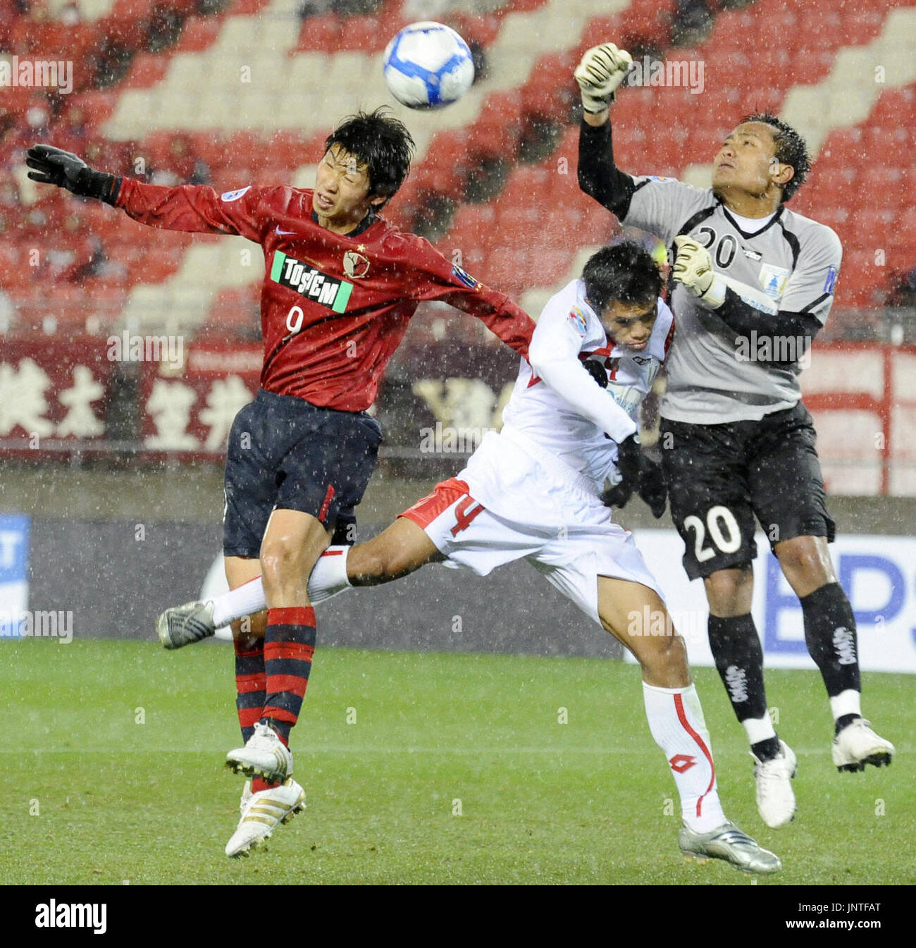 KASHIMA, Japan - Kashima Antlers striker Yuya Osako (L) heads the ball ...